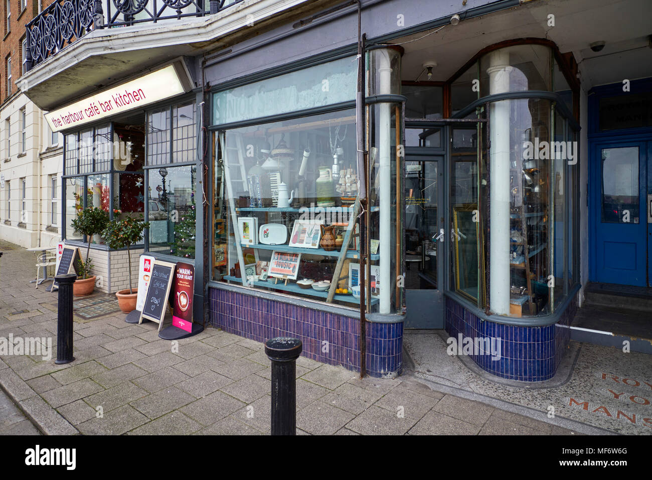 Curved shop front windows Banque de photographies et d’images à haute ...