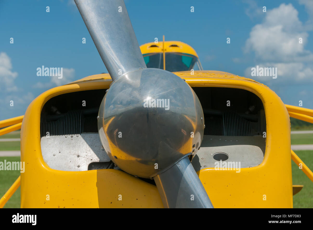 Avion jaune Banque de photographies et d’images à haute résolution - Alamy
