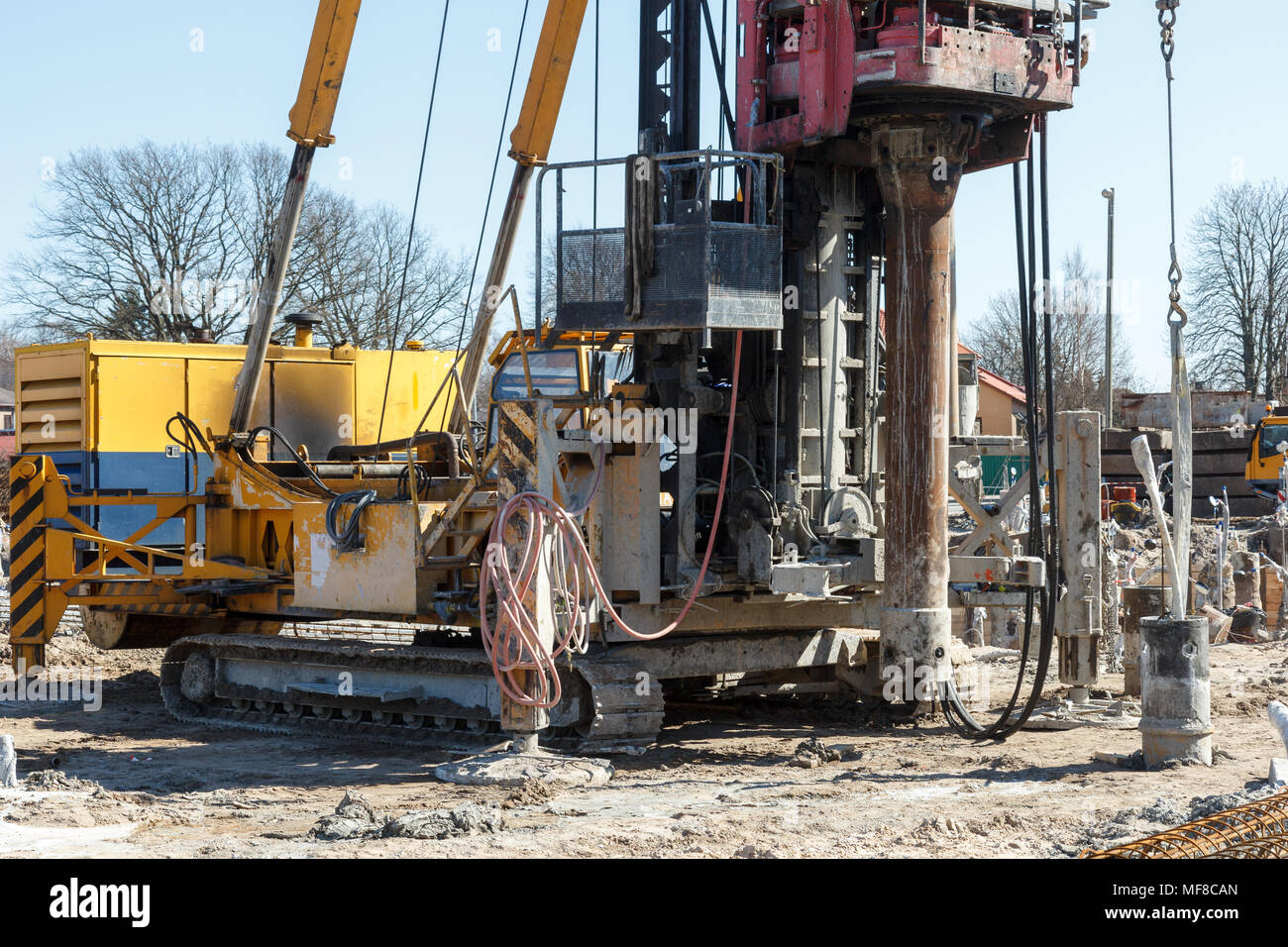 Machine d'alésage de pieux. Une pile driver est un dispositif mécanique ...