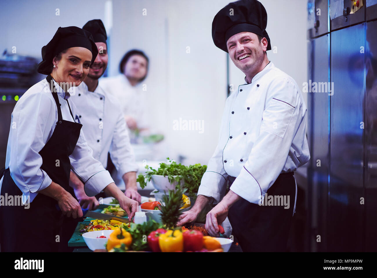 L'équipe professionnelle de cuisiniers et chefs préparer les repas de l ...