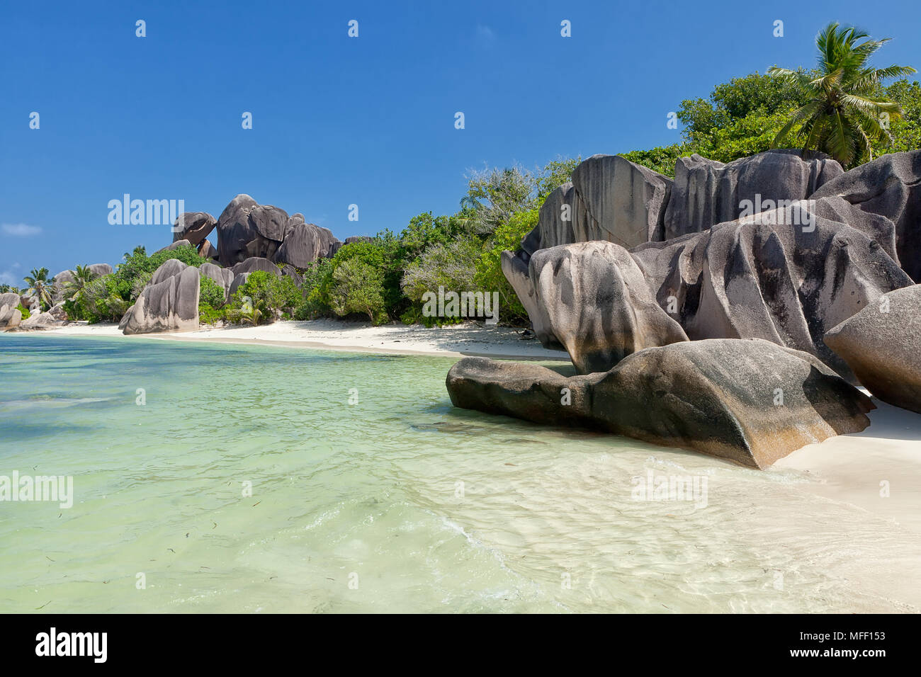 Plage Paradisiaque Avec Des Rochers De Granit Banque d'image et photos ...