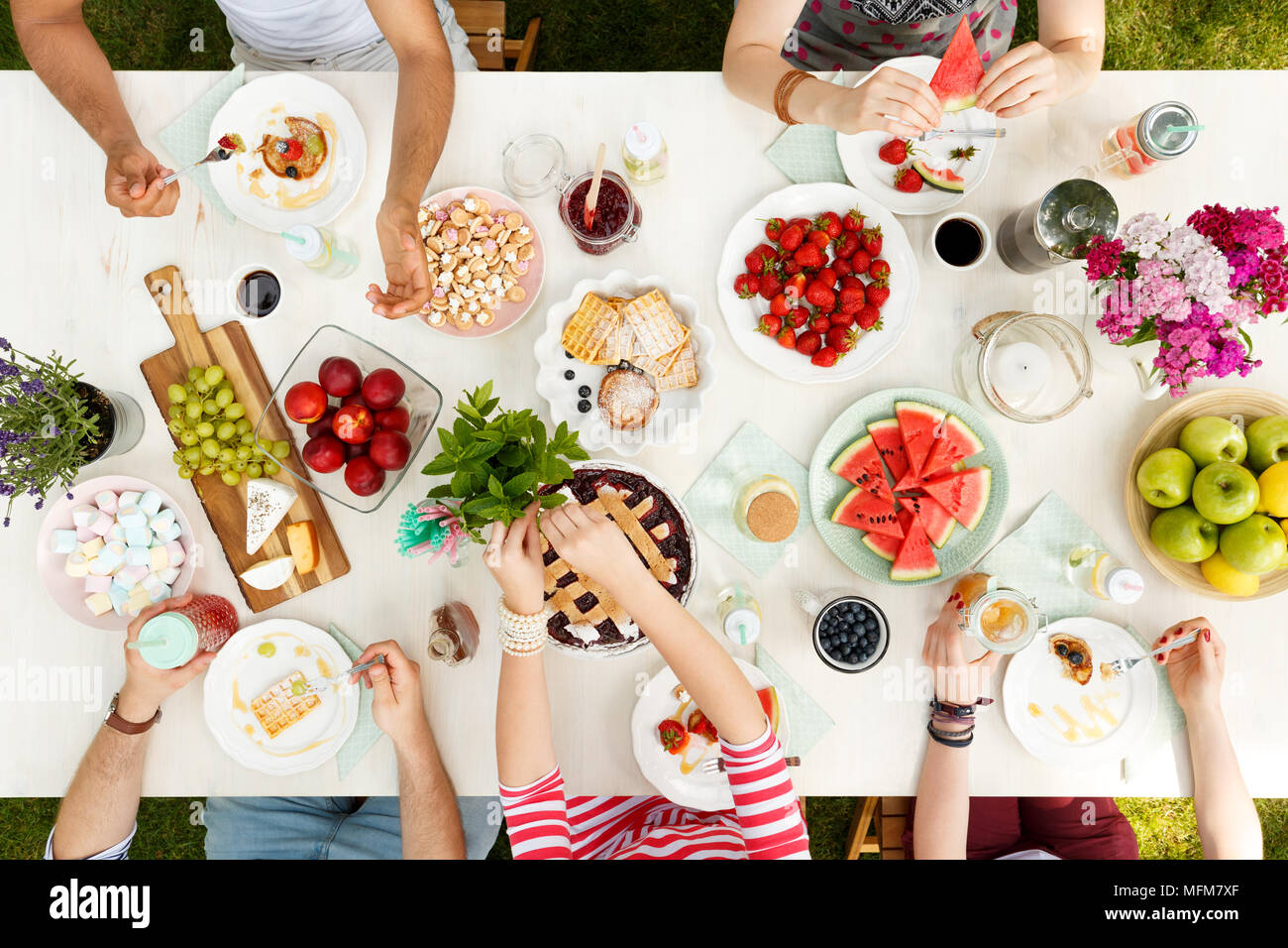 Les jeunes le partage de la nourriture dans le jardin en mangeant des ...
