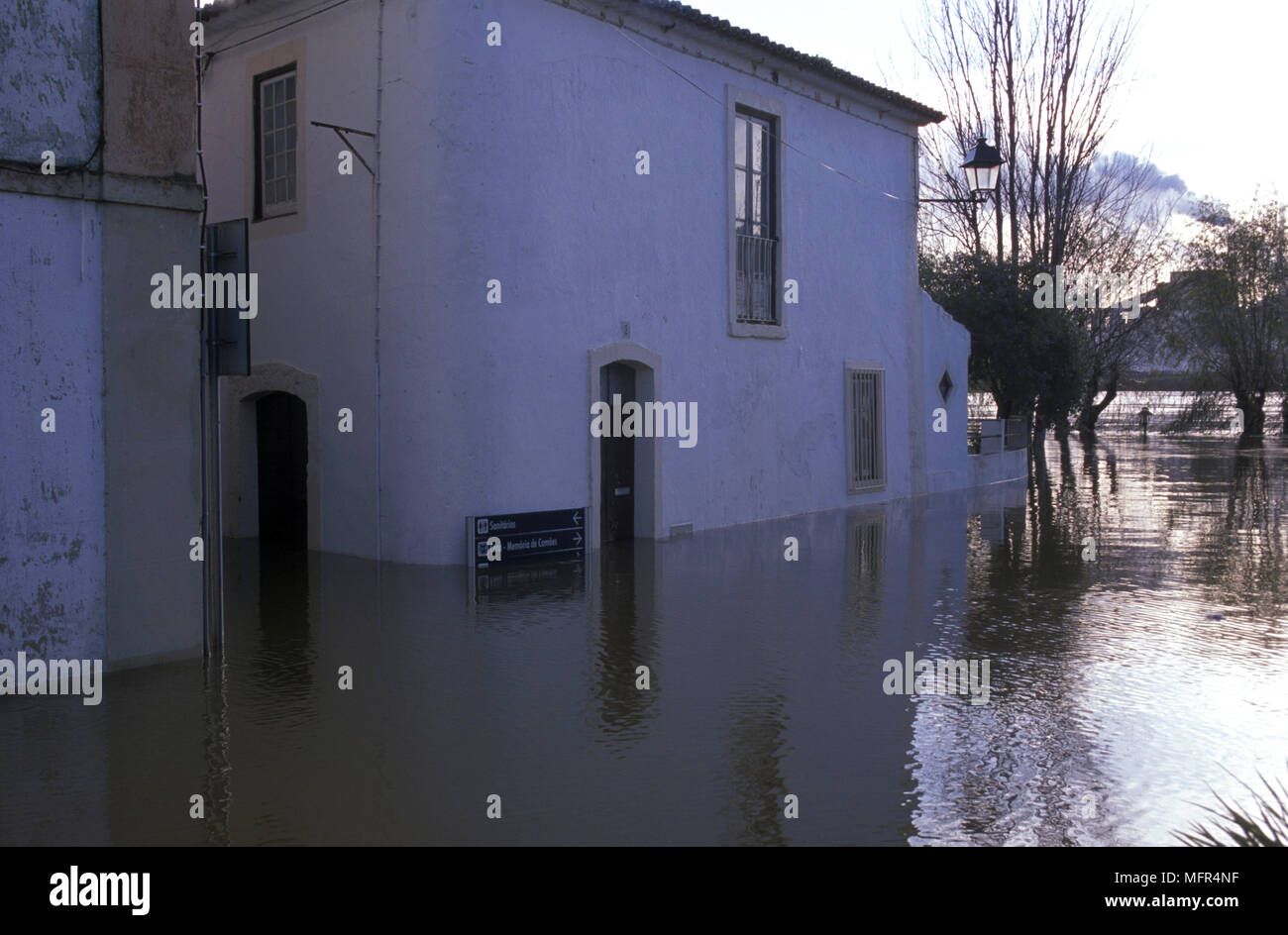 Inondations fluviales portugal Banque de photographies et d’images à haute résolution - Alamy
