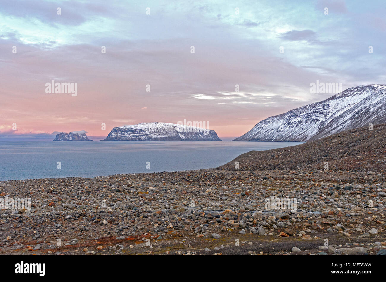 Crépuscule dans le haut Arctique près de Cape Dyer, sur l'île de Baffin ...