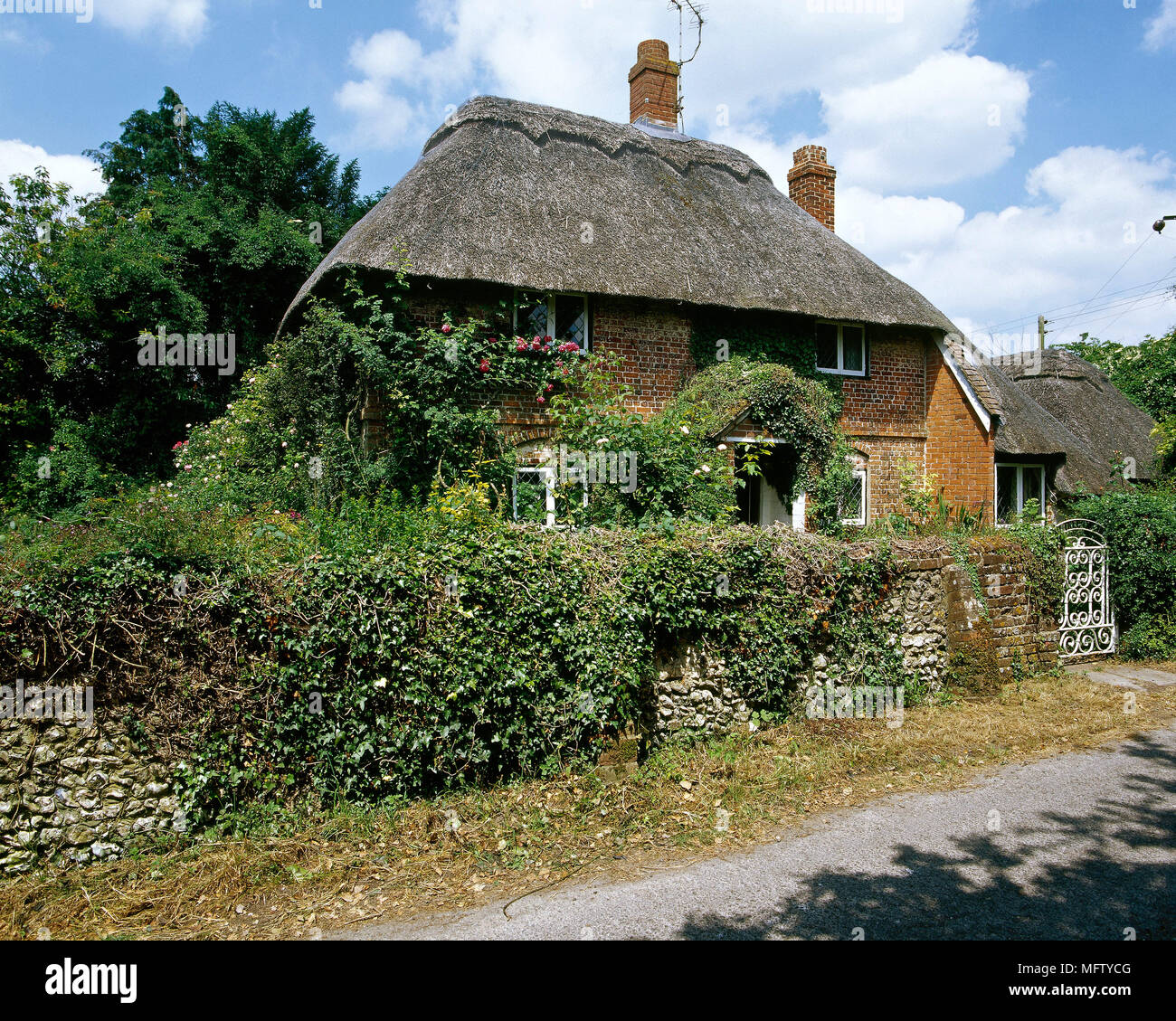 Un extérieur d'une maison individuelle maison de campagne au toit de ...