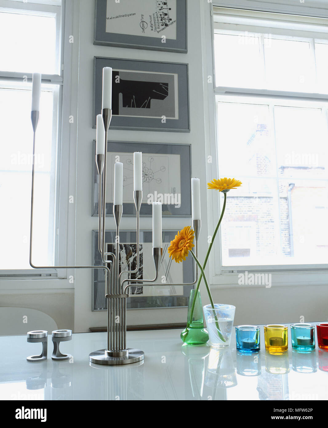 Détails d'un candélabre moderne et quelques bougeoirs colorés sur une ...