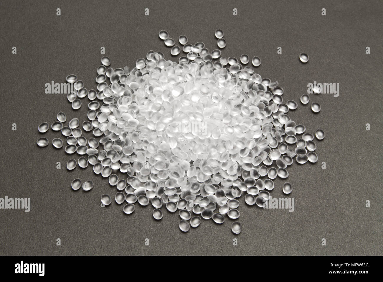 En PEHD. Les granules de polyéthylène transparent.granules de plastique ...