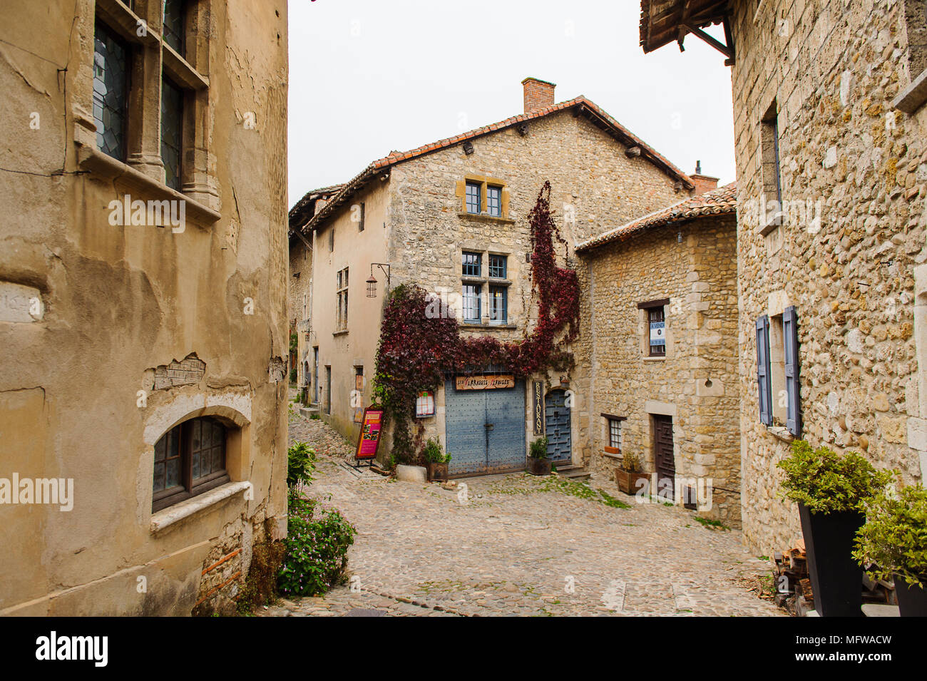 Fermer voir de l'Authentique maison en pierre de Perouges, France, une ...