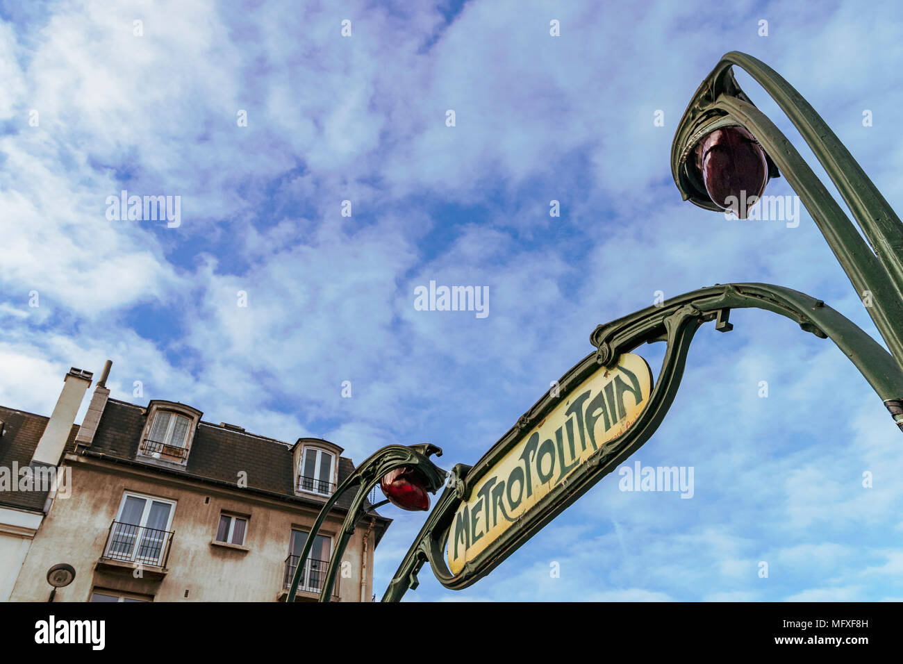 Paris Metro sign Paris conçu par Hector Guimard, à la station de métro ...