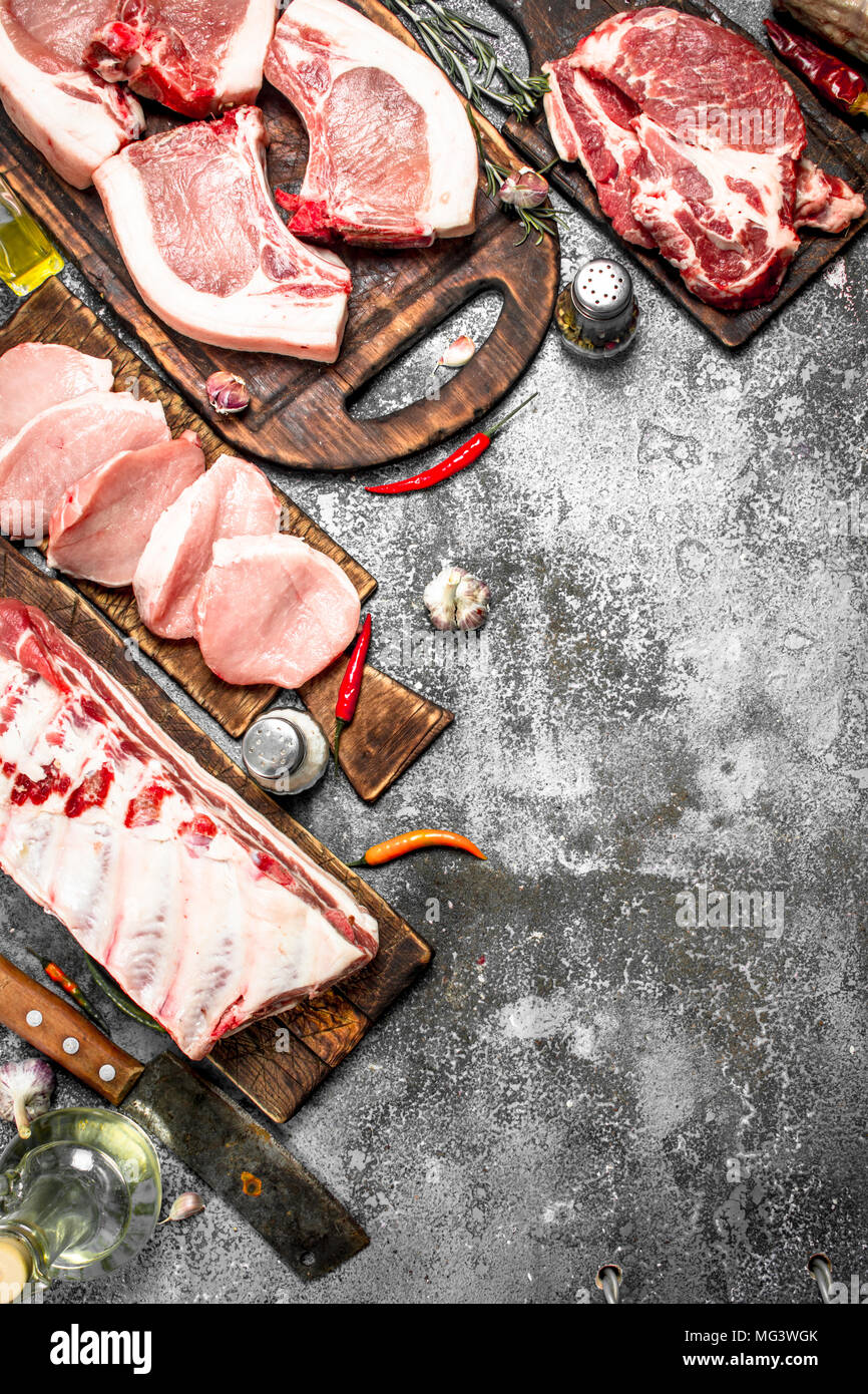 Différents types de viande de porc et de boeuf aux épices et fines ...