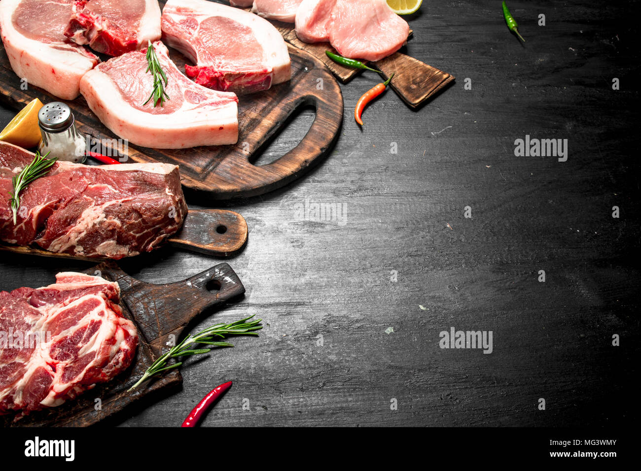 Différents types de viande de porc et de boeuf aux herbes et épices ...