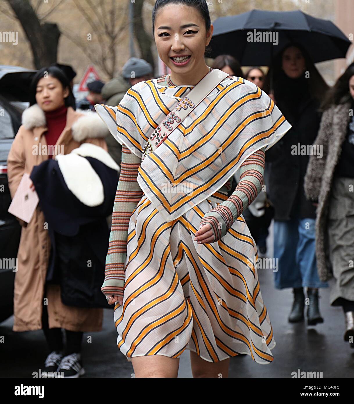 MILAN- 22 février 2018 Yuwei Zhangzou dans la rue au cours de la Fashion Week de Milan (photo de ...
