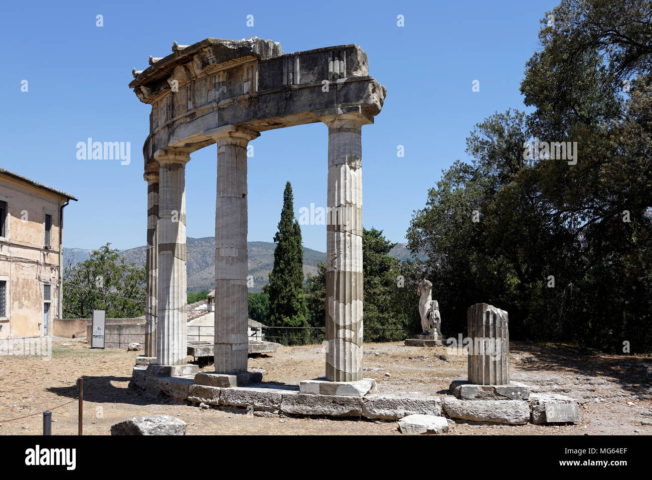 Le Temple de Vénus de Cnide Aphrodite avec des répliques de la statue ...