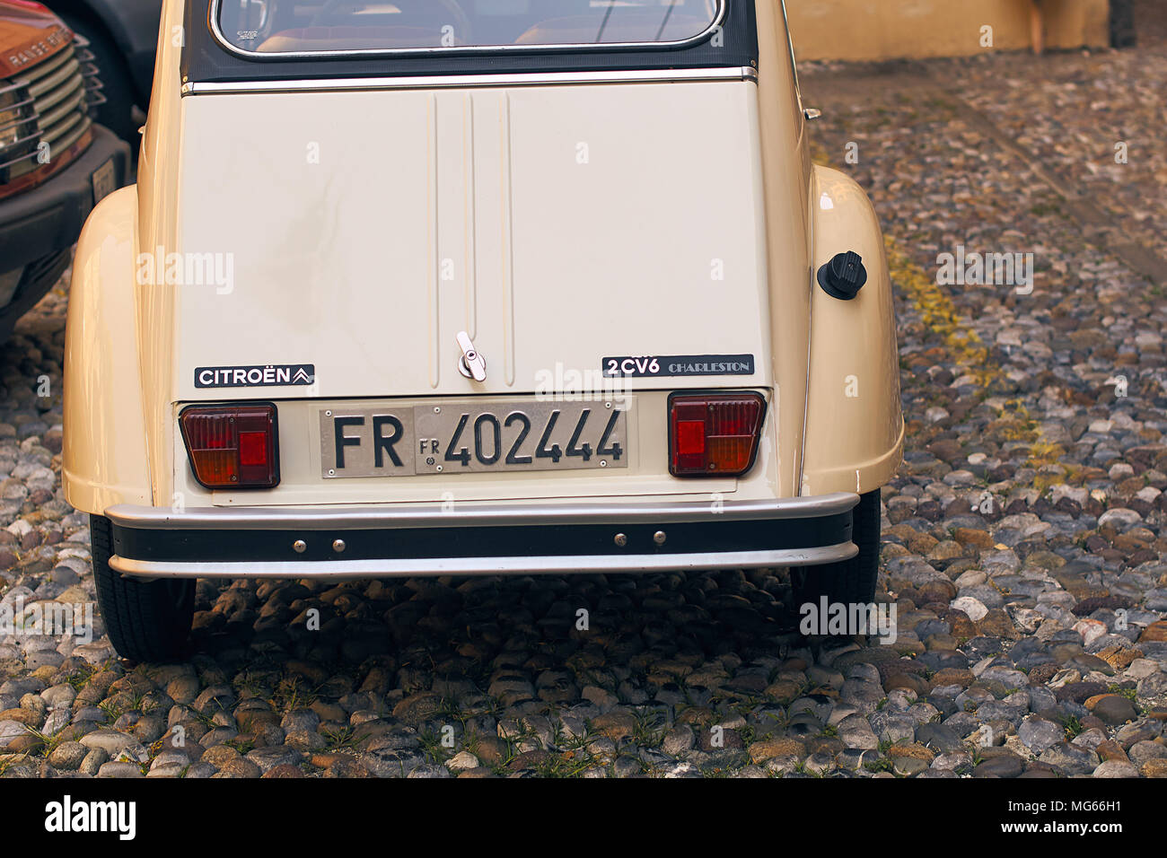 Citroen 2cv charleston beige Banque de photographies et d’images à ...