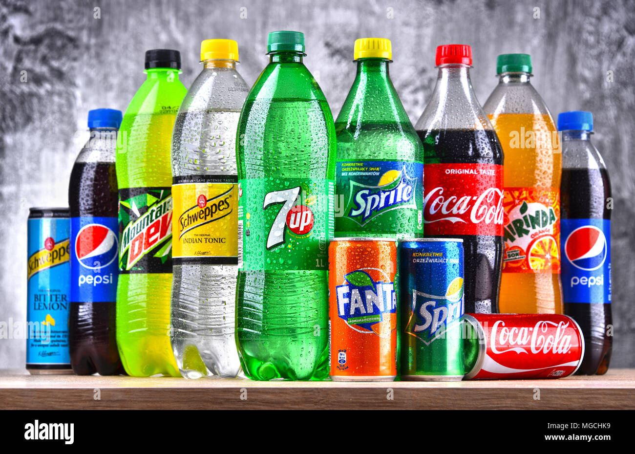 POZNAN, POLOGNE - Apr 6, 2018 : Bouteilles de marques de boissons ...