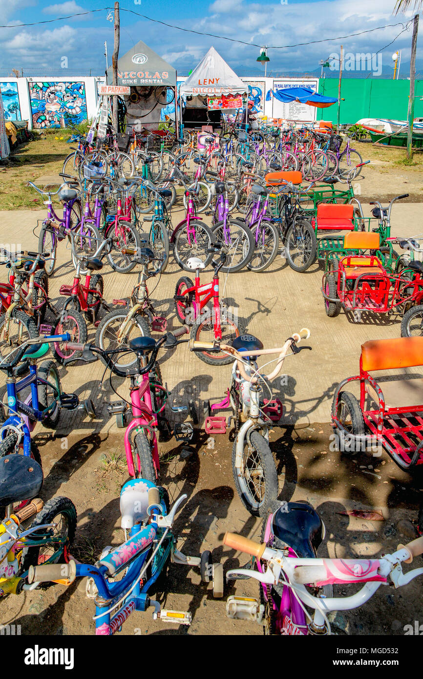 Bicyclettes, tricycles et vélos avec side-cars sont disponibles à la ...