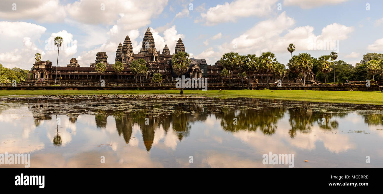 Angkor Wat (Temple) et son reflet dans le lac, un complexe de temples ...
