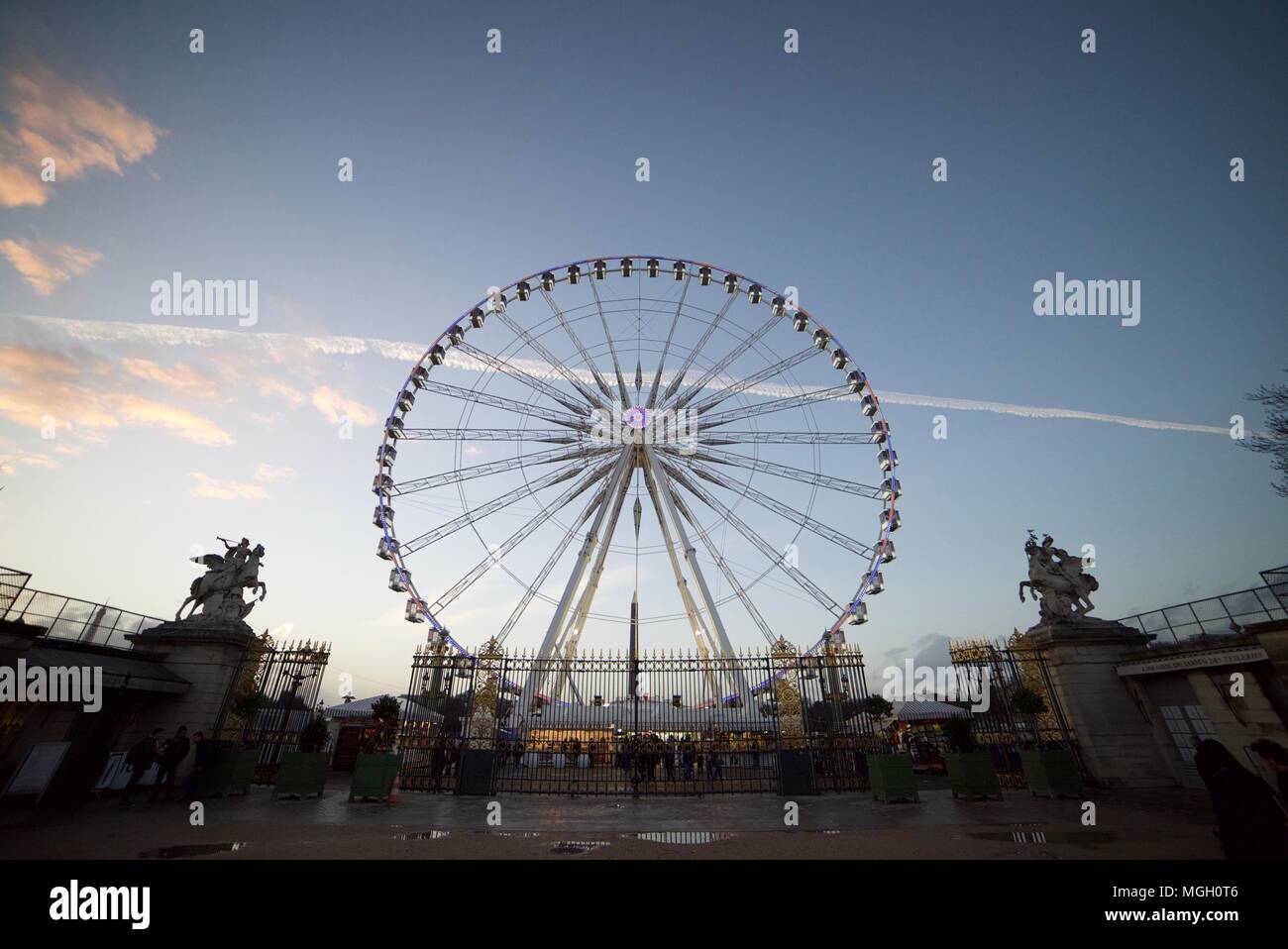 Grande roue de paris la nuit Banque de photographies et d’images à ...
