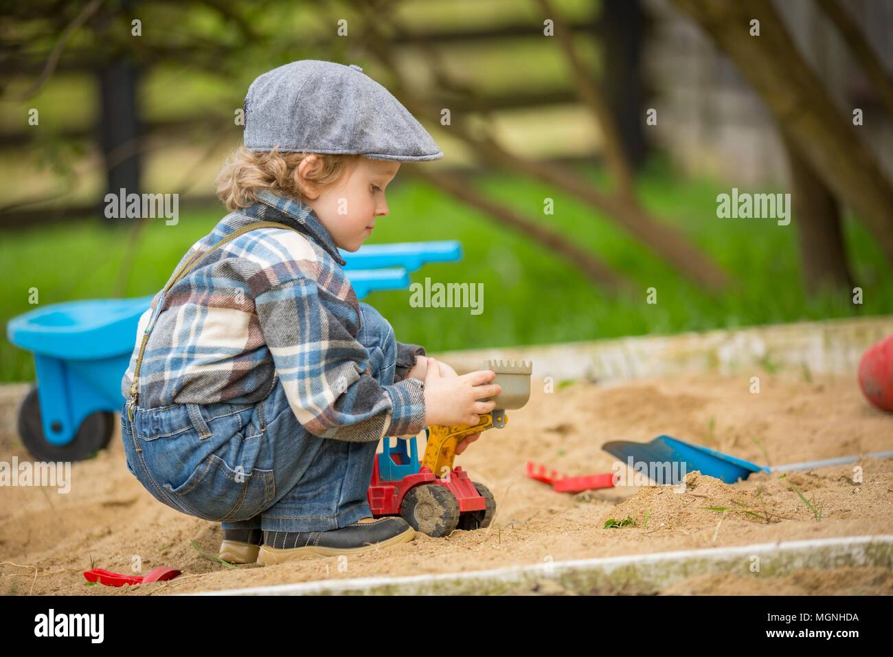 Petit boy en bac à sable. Belle blonde 4 ans garçon dans son bac à ...