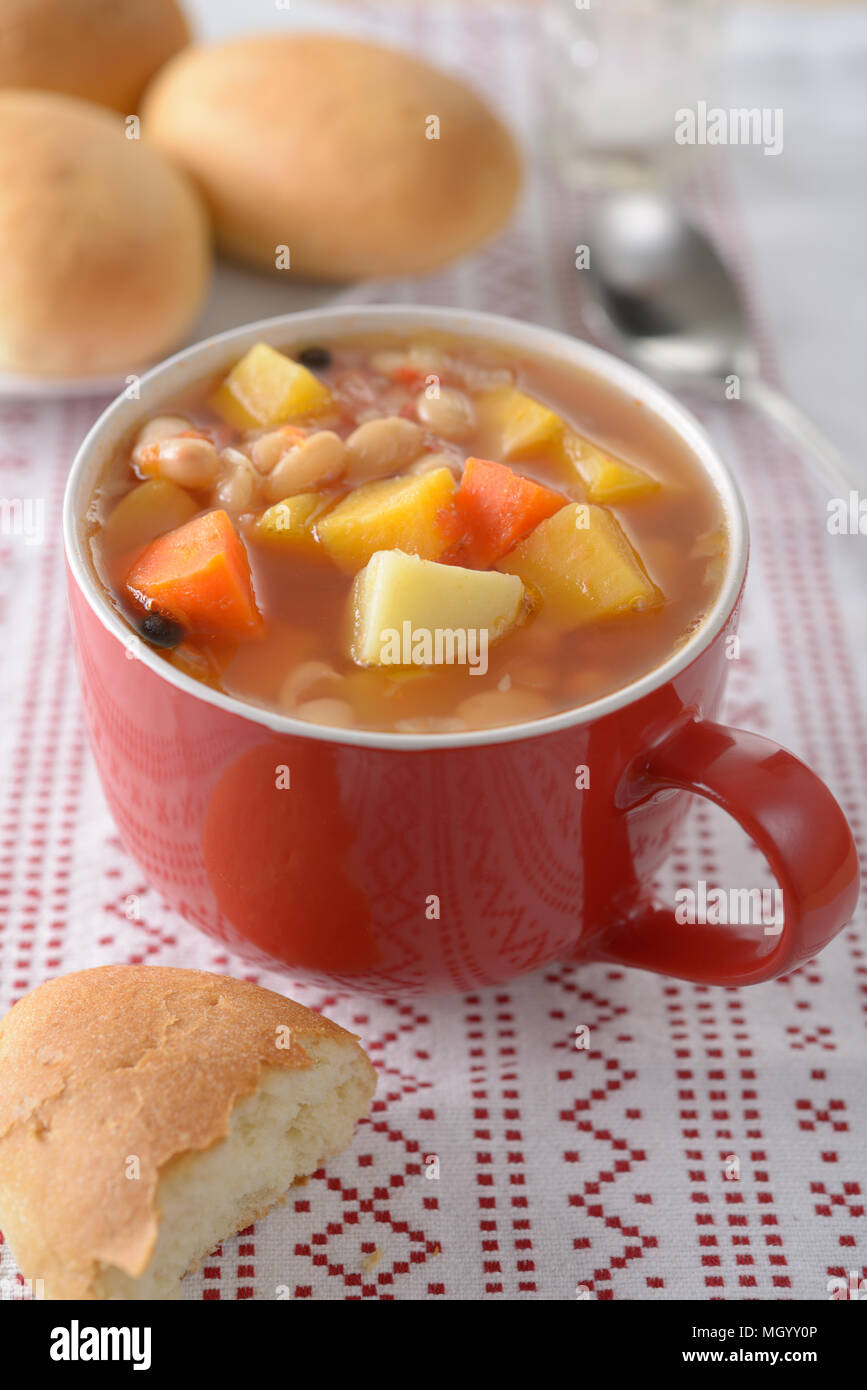 Soupe de pommes de terre aux haricots rouges Banque de photographies et ...
