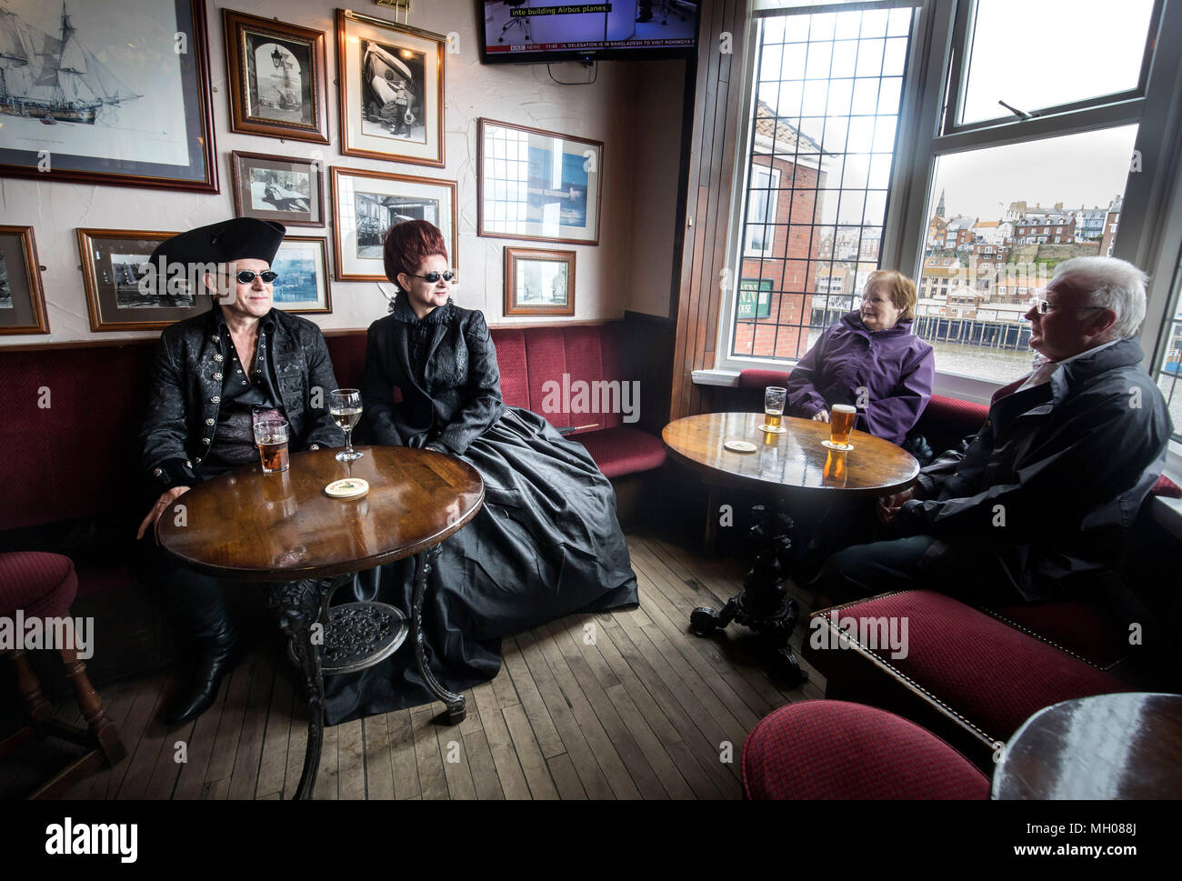 Pub goth Banque de photographies et d’images à haute résolution - Alamy