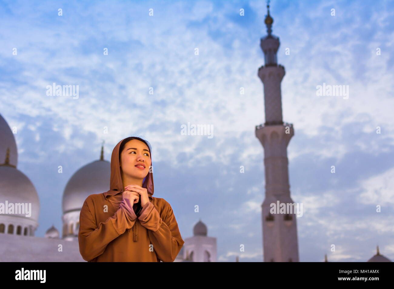 Femme priere dans la mosquee Banque de photographies et d’images à ...