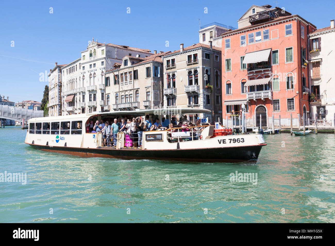 Le vaporetto (bateau-bus numéro 1, bus) pour Lido sur le Grand Canal ...
