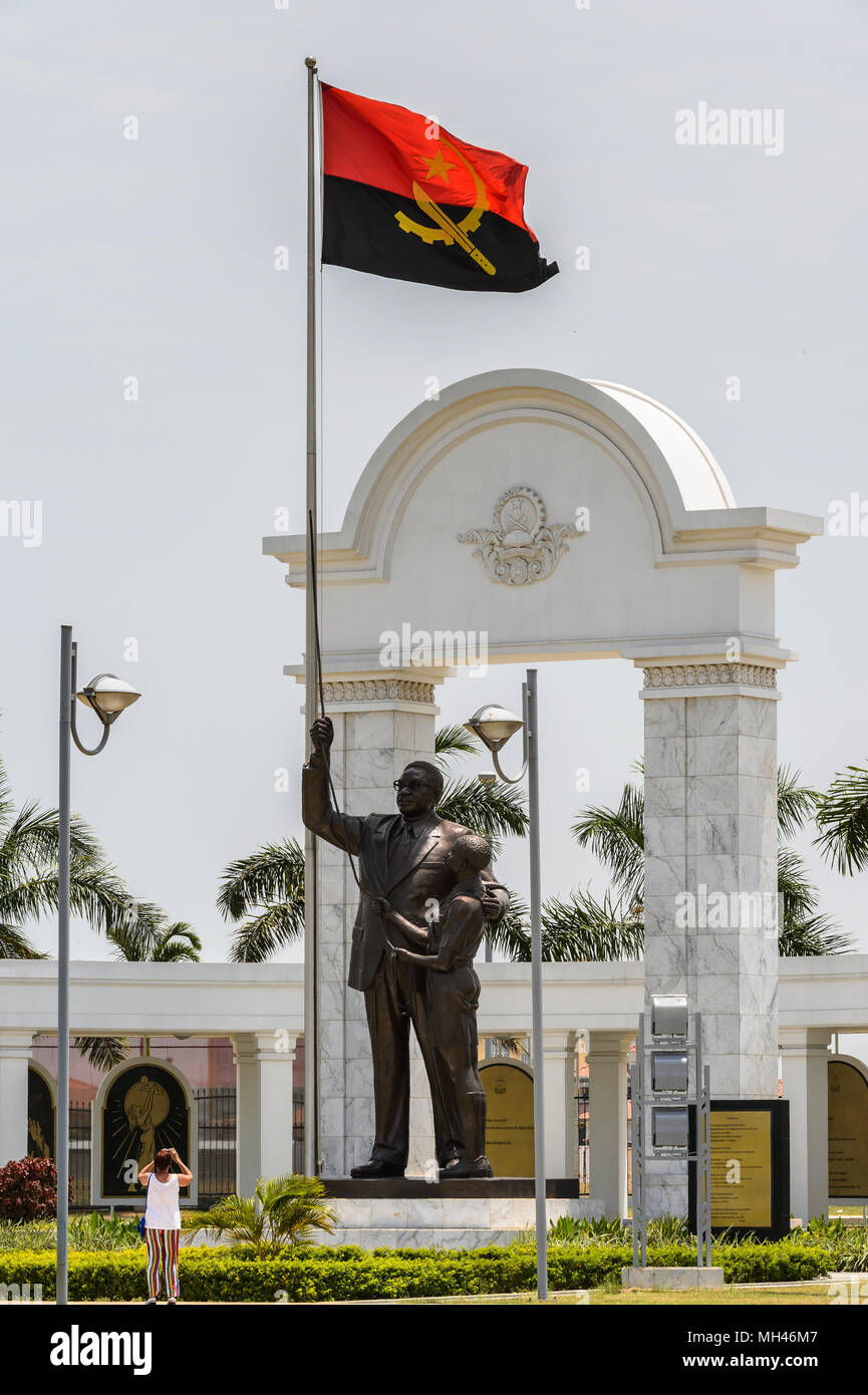 Monument à Luanda et le drapeau national de Luanda, Angola Photo Stock ...