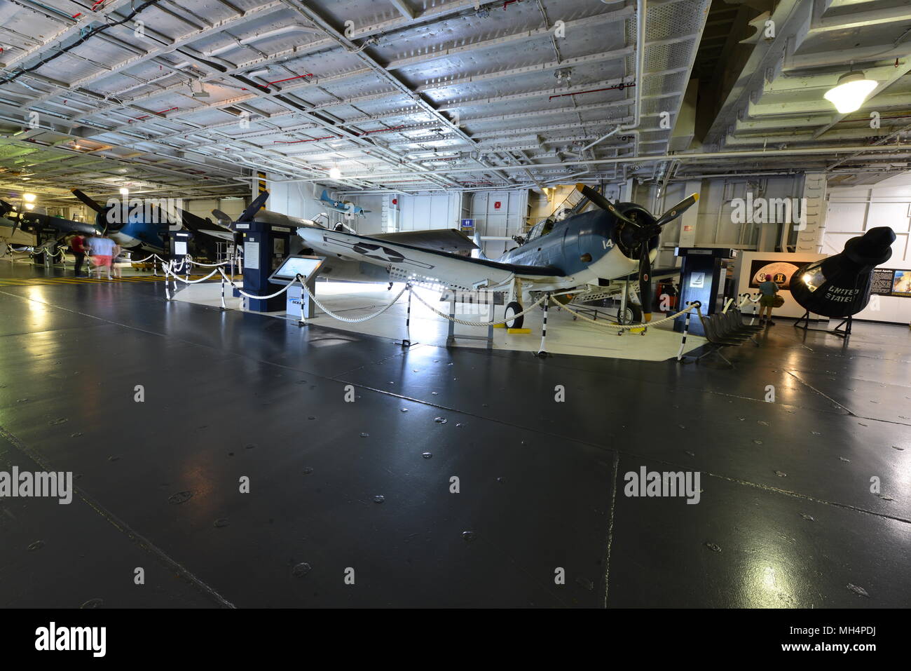 Porte avions américain yorktown Banque de photographies et d’images à ...