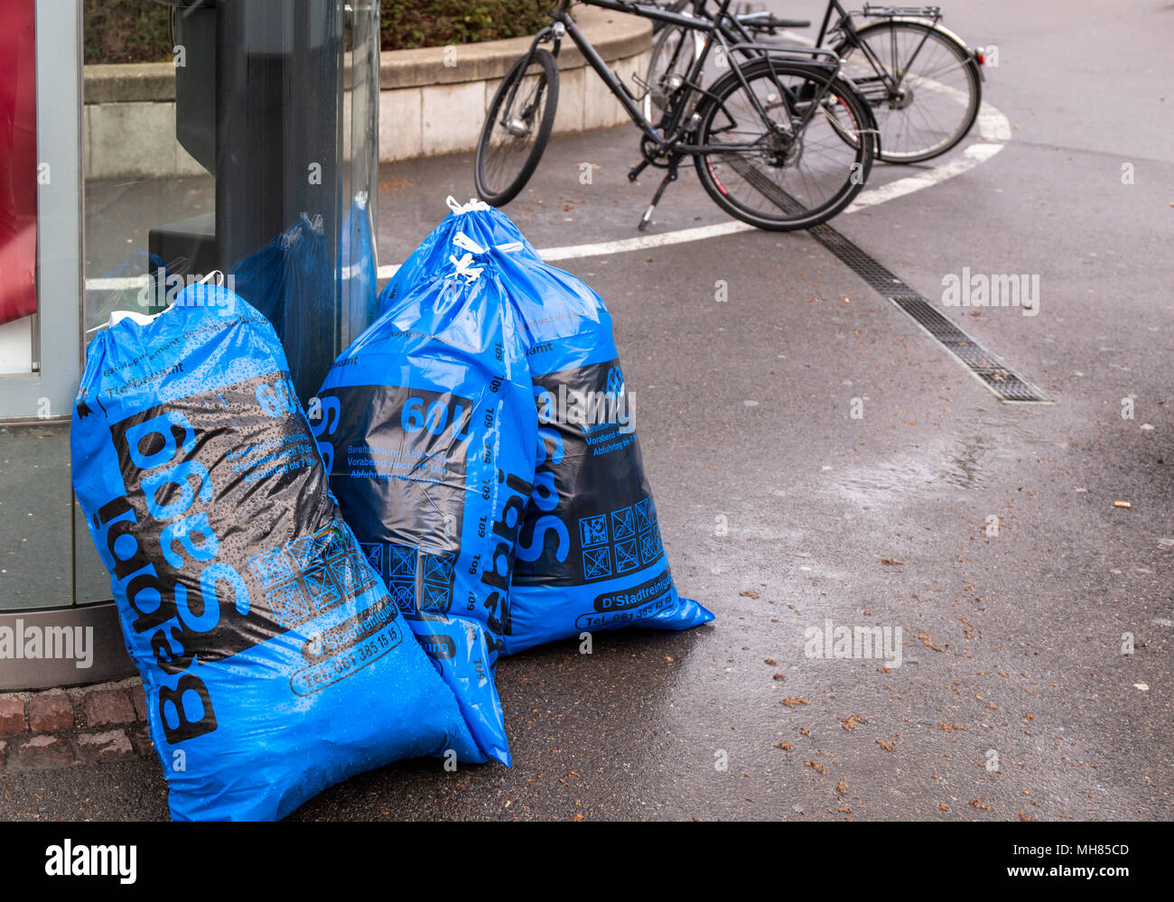 Poubelle bleue Banque de photographies et d’images à haute résolution ...