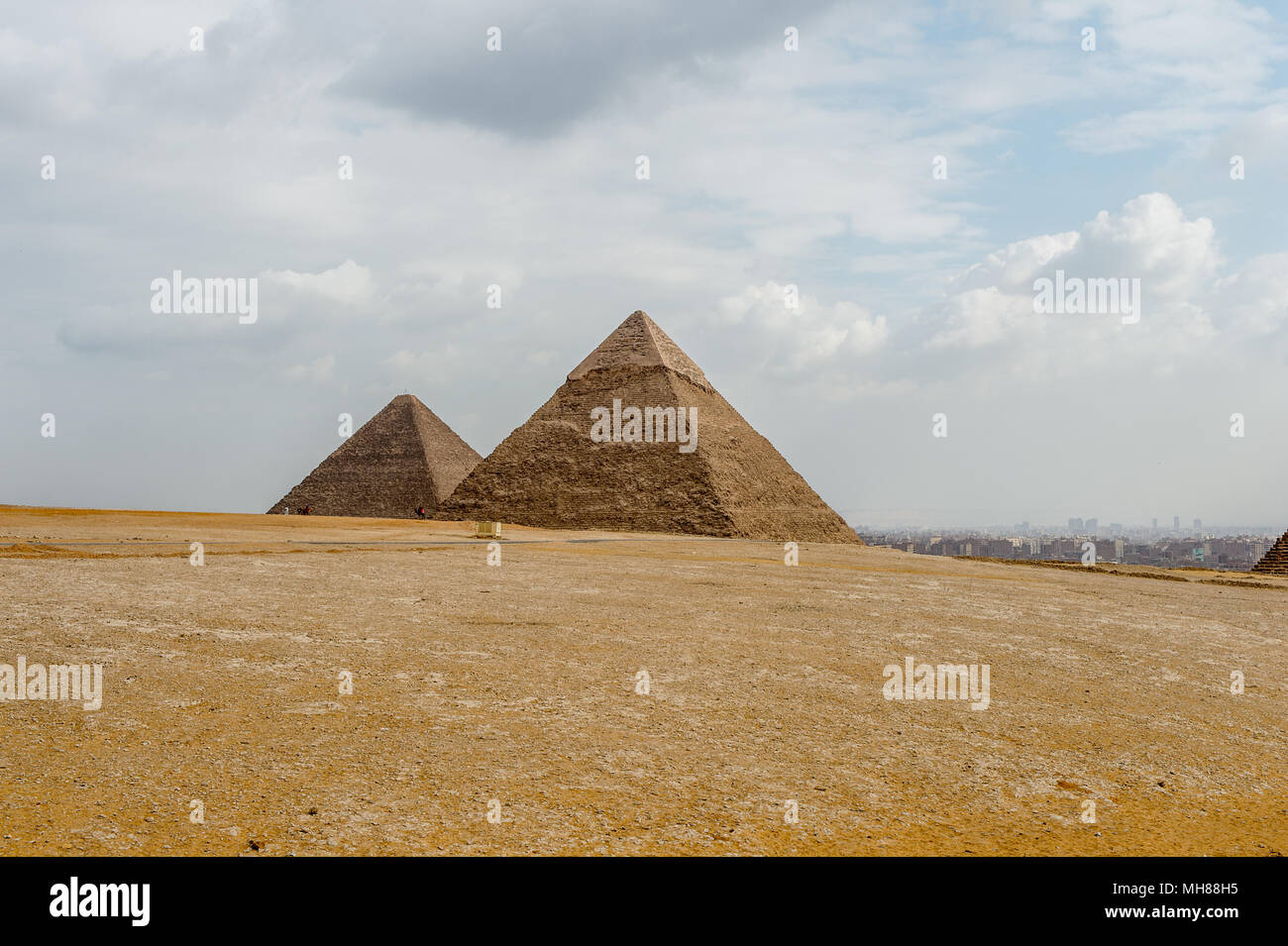 Pyramide de Khafré (pyramide de Khéphren) et pyramide de Khéops, à ...