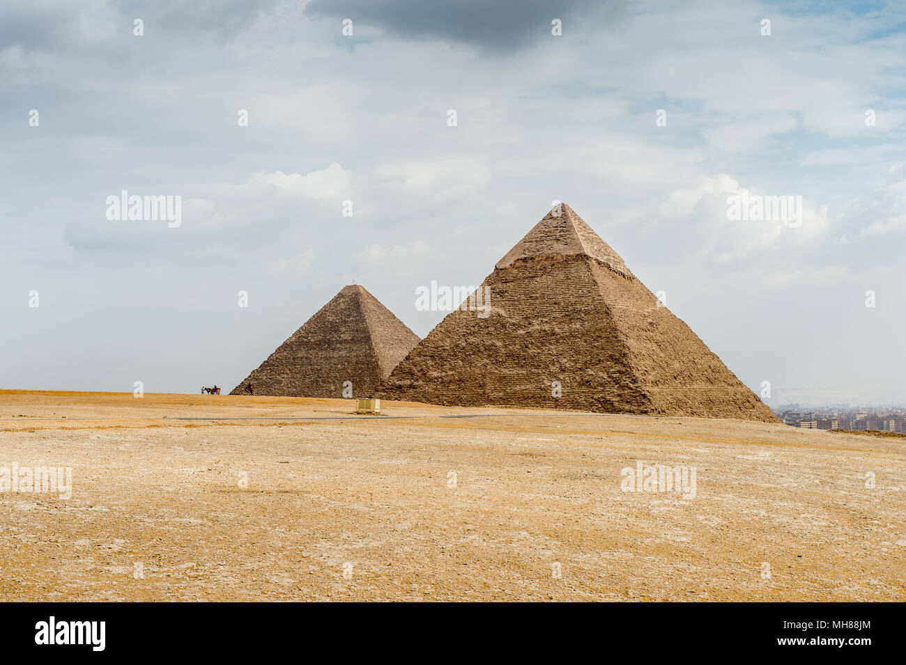 Pyramide de Khafré (pyramide de Khéphren) et pyramide de Khéops, à ...