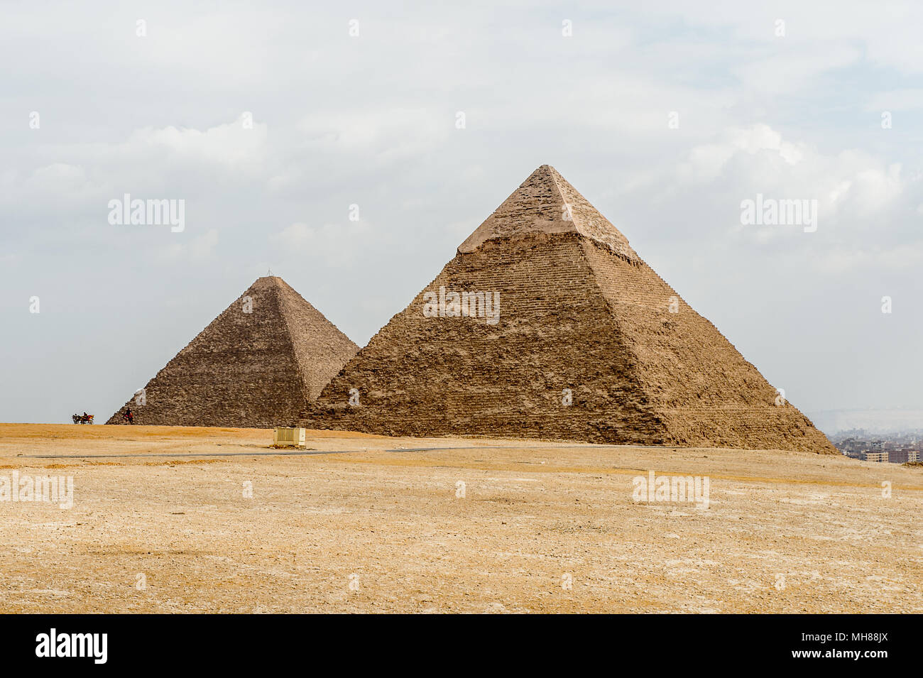 Pyramide de Khafré (pyramide de Khéphren) et pyramide de Khéops, à ...