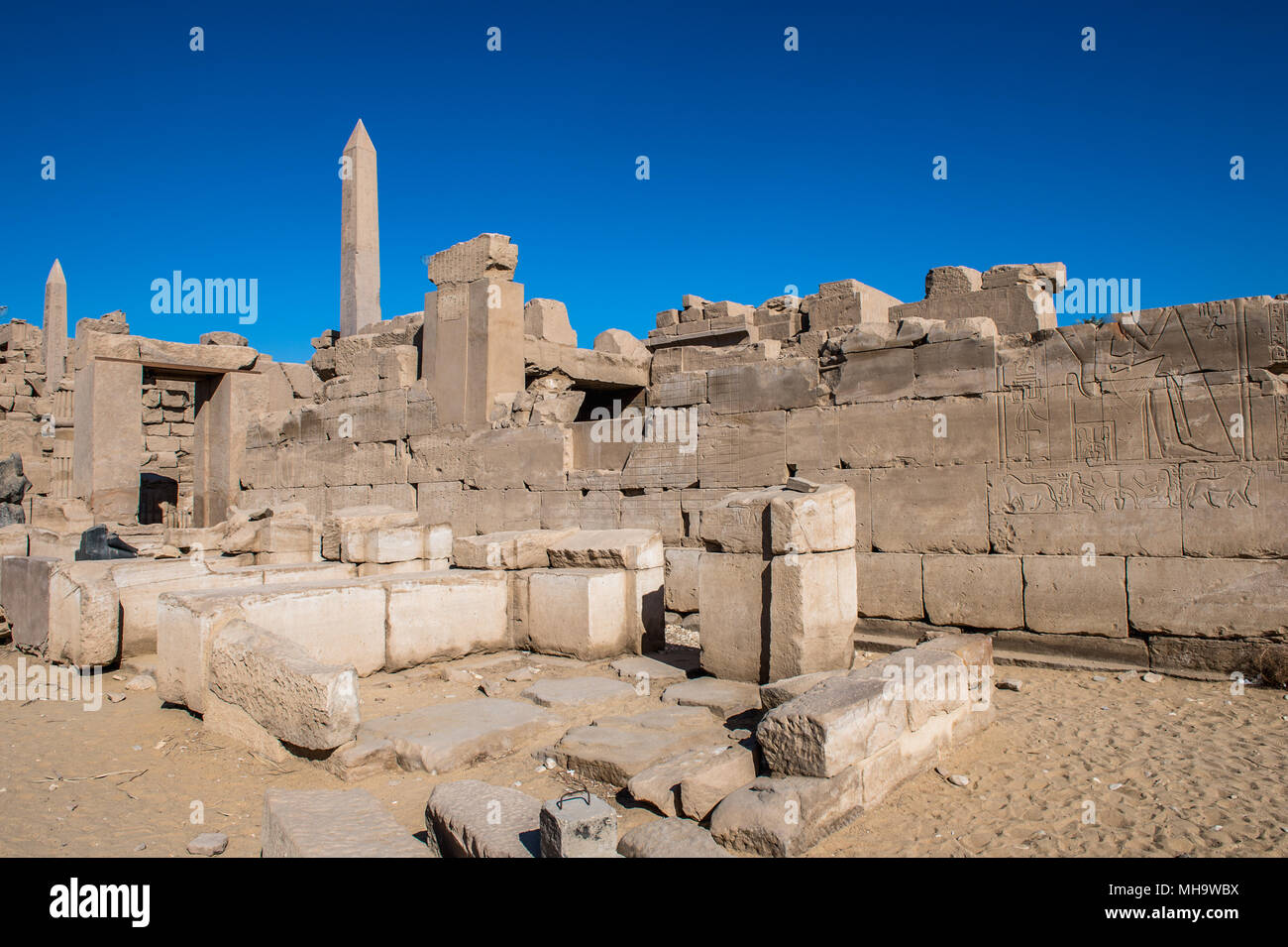 Obélisque et ruines du temple de Karnak, Louxor, Egypte (Thèbes antique ...