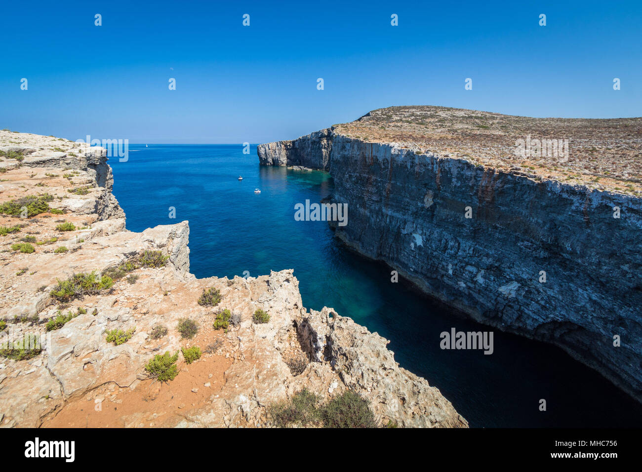La découverte de la spectaculaire d'immenses falaises et grottes de la ...