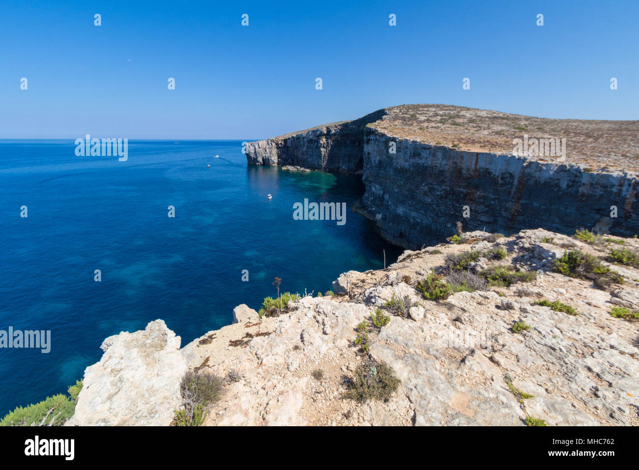 La découverte de la spectaculaire d'immenses falaises et grottes de la ...