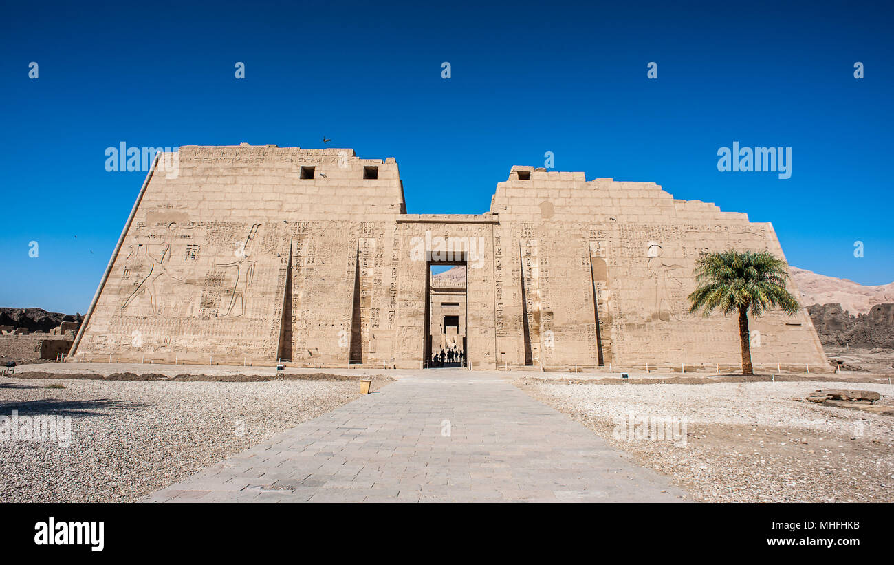 Médinet Habou (temple funéraire de Ramsès III), rive ouest de Louxor en ...