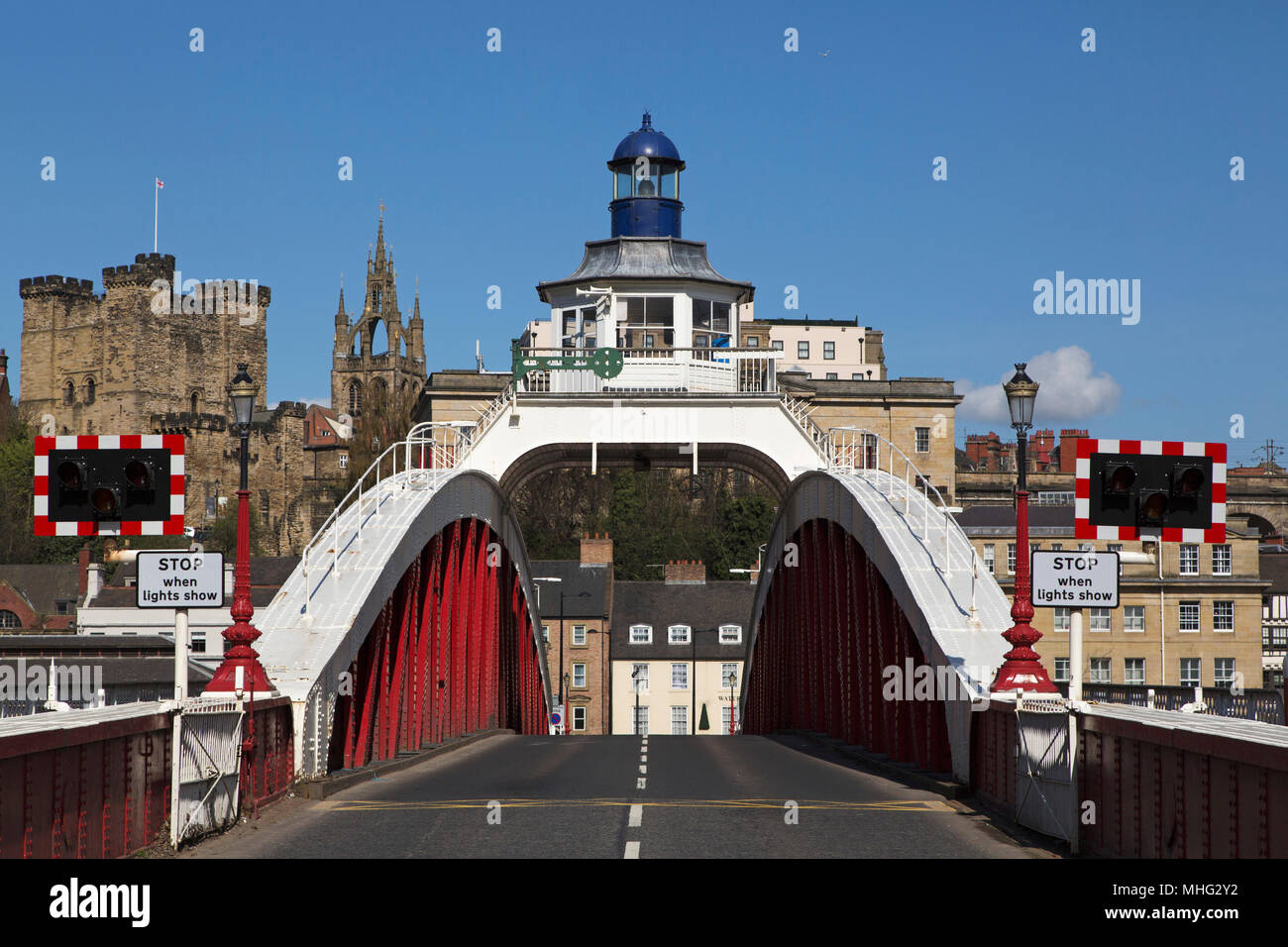 Le pont tournant qui enjambe la rivière Tyne et Gateshead entre ...