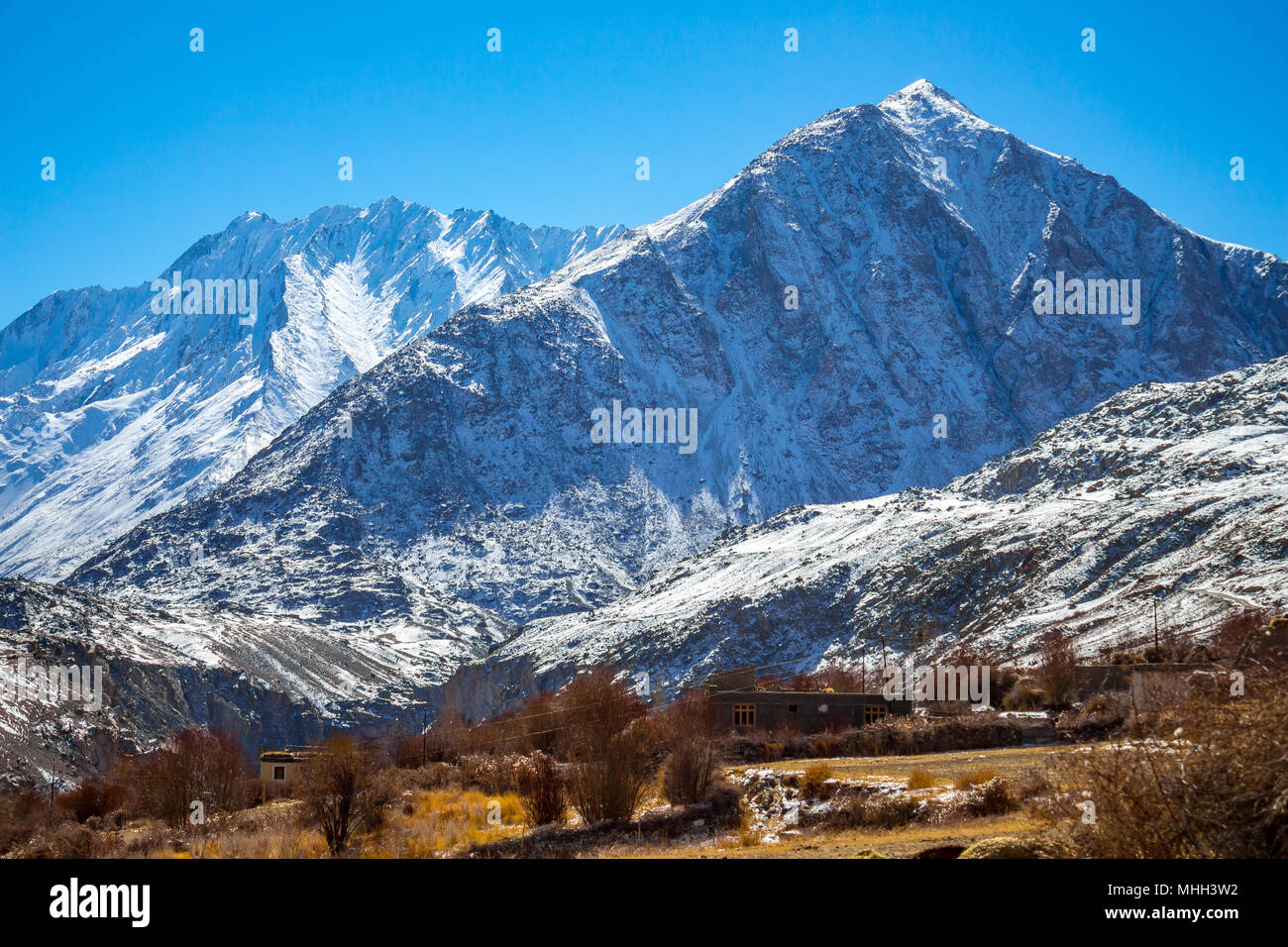 La neige couvrait les montagnes de l'Himalaya dans la région du Ladakh ...