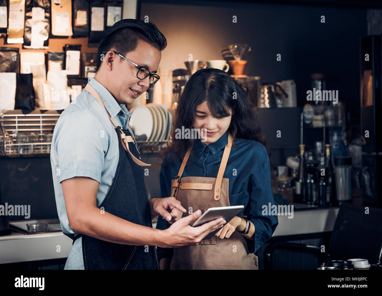 Serveur Barista Asie prendre commande de client dans un café, café ...