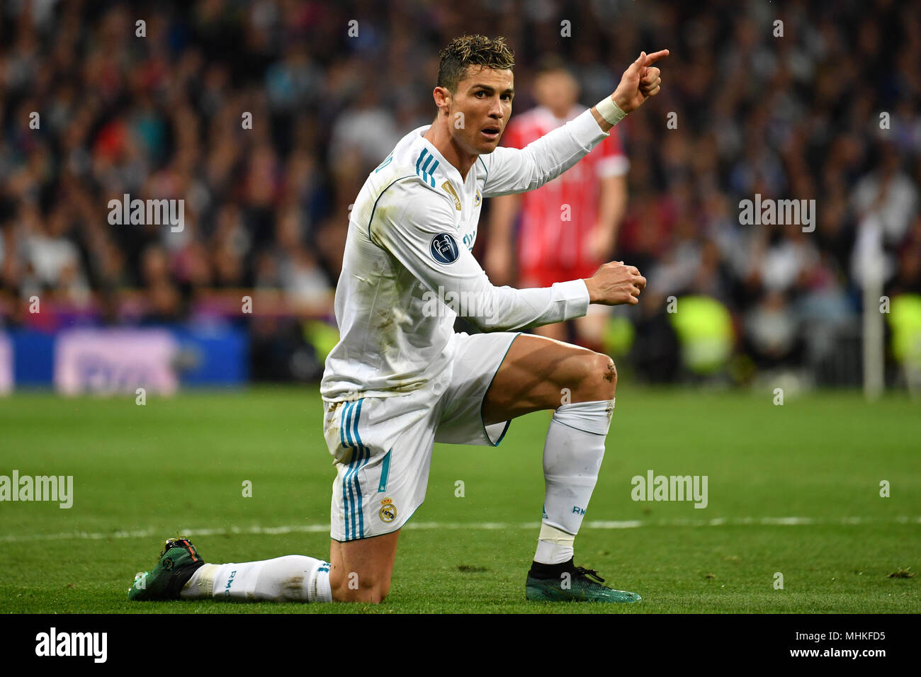 Ronaldo gives his jersey Banque de photographies et d’images à haute ...