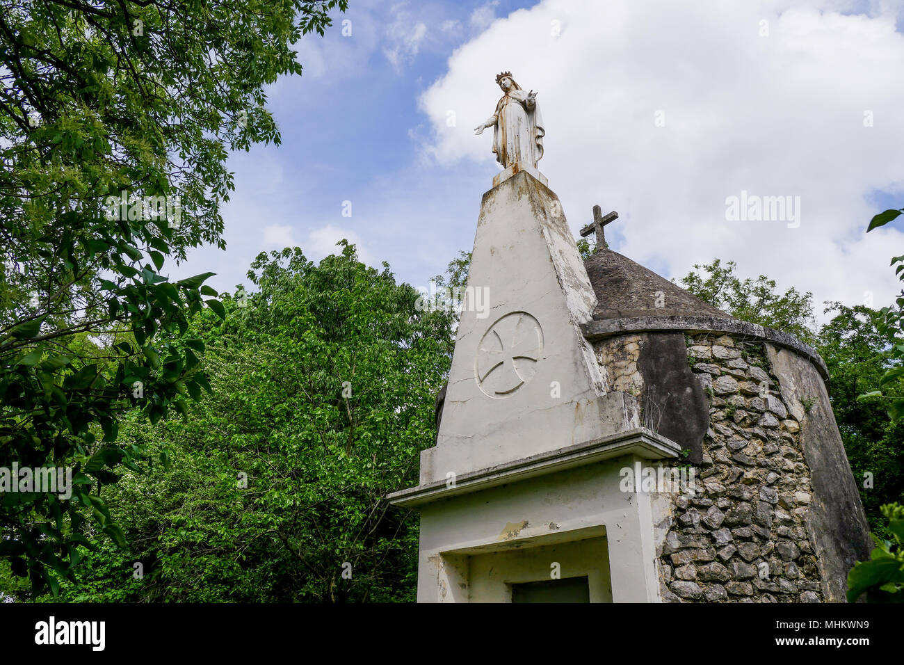Holly statue vierge s'installe au sommet d'une tour sémaphore Chappe ...