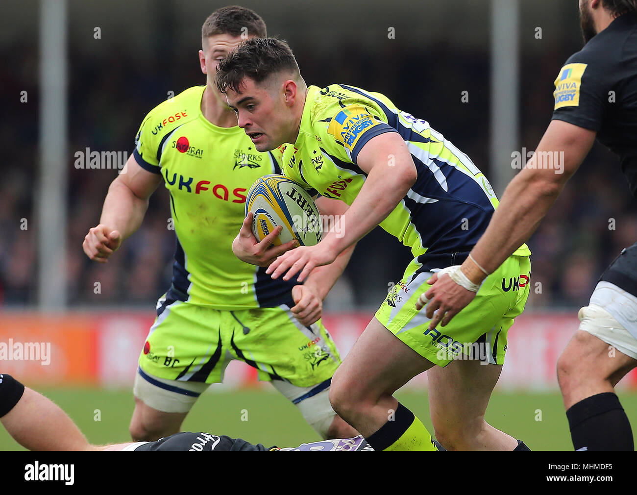 Sale Sharks' Luke James (centre) en action au cours de l'Aviva ...