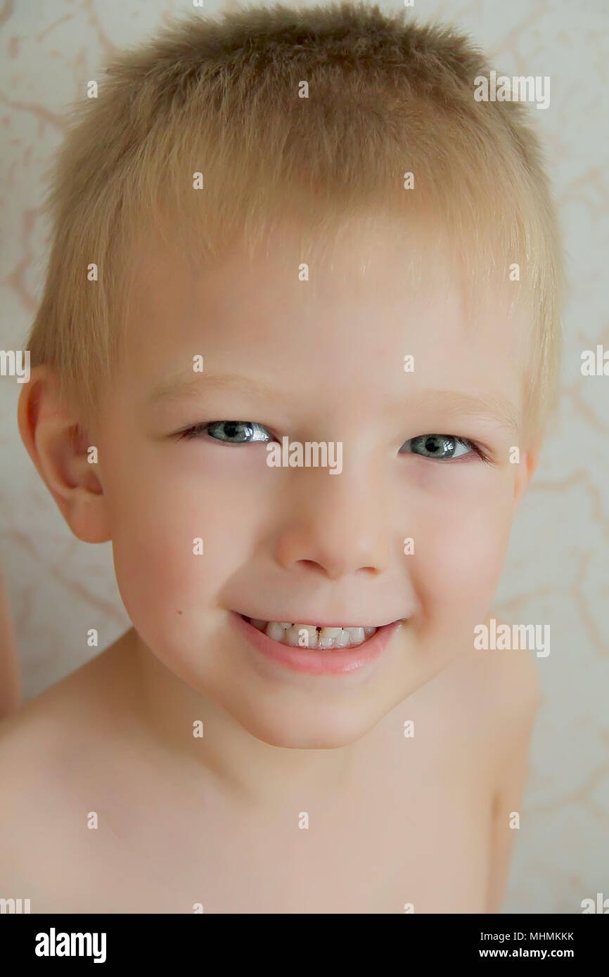 Cheveux blonds garçon aux yeux bleus Banque de photographies et d ...