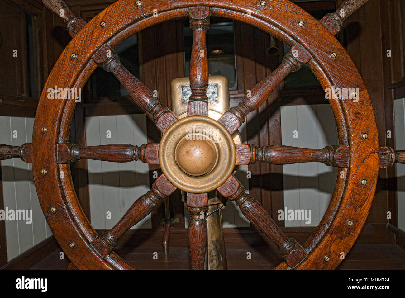 Roue de bateau en bois Banque de photographies et d’images à haute résolution - Alamy