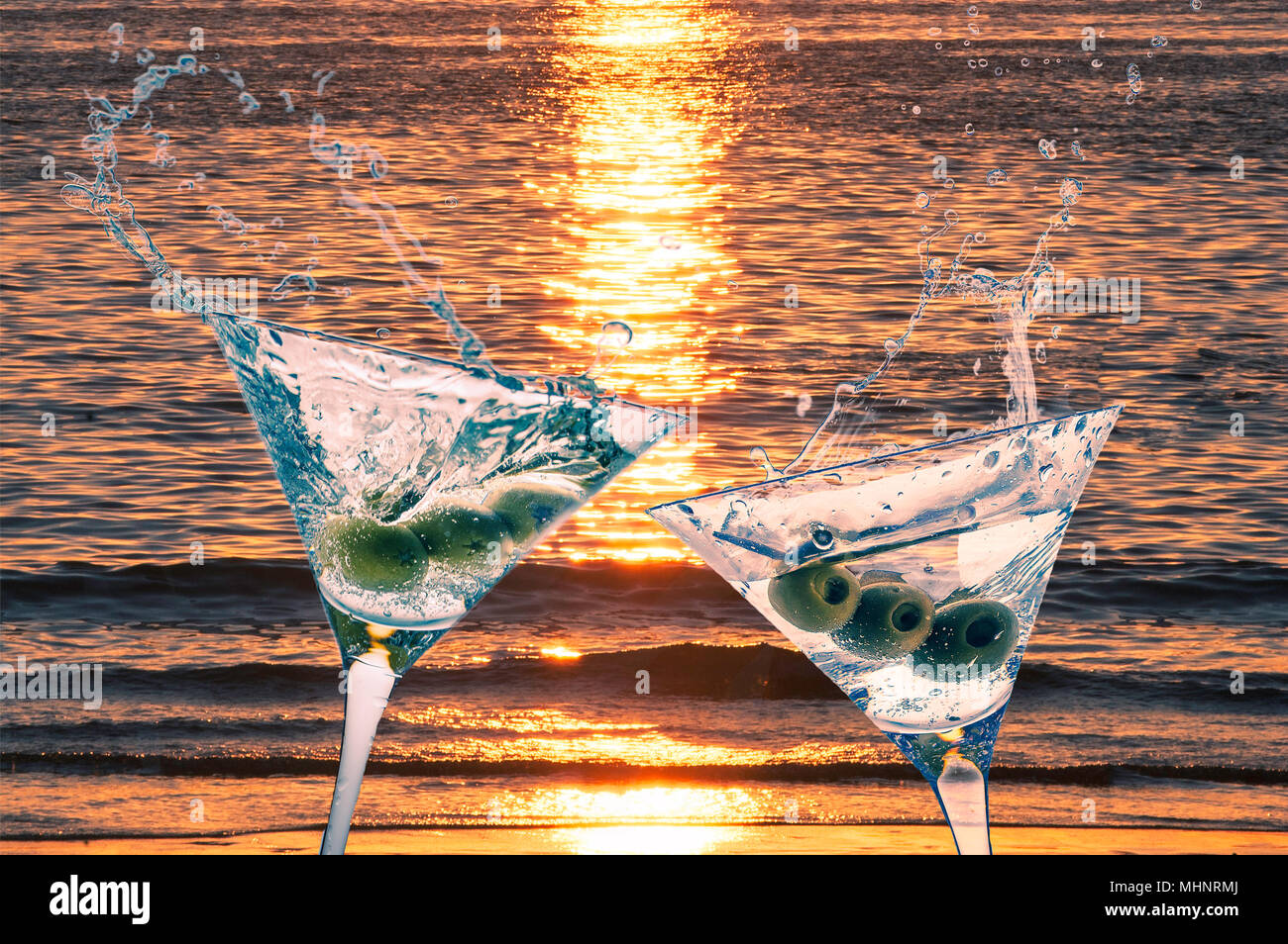 Tropical cocktails on beach couple Banque de photographies et d’images ...