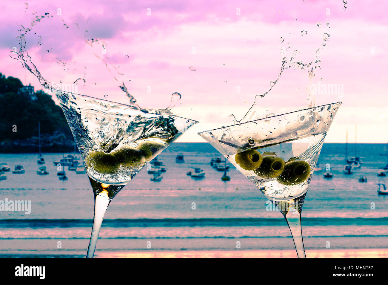 Tropical cocktails on beach couple Banque de photographies et d’images ...