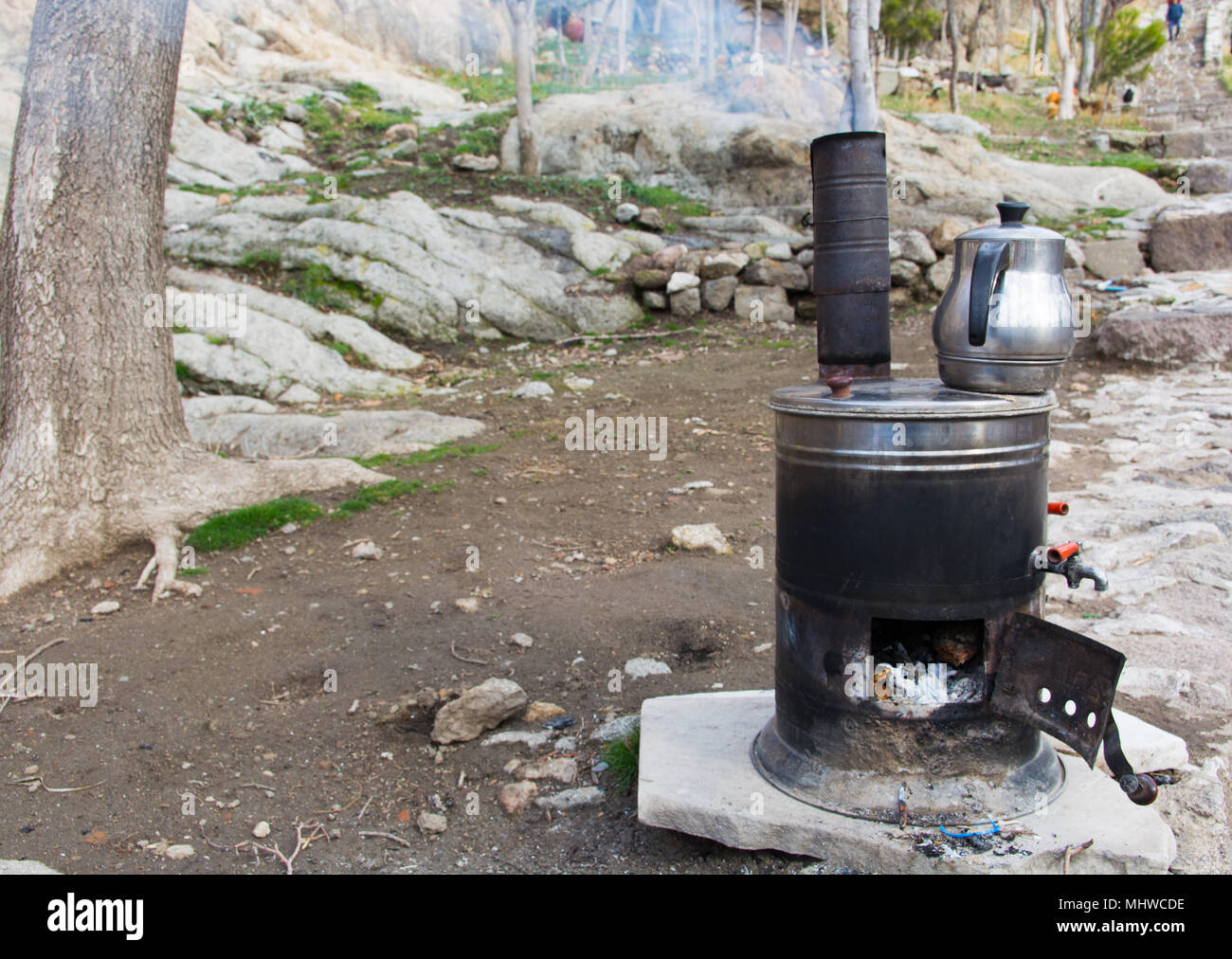 Un chaudron plein d'eau chauffé avec du charbon de bois ou bois de ...