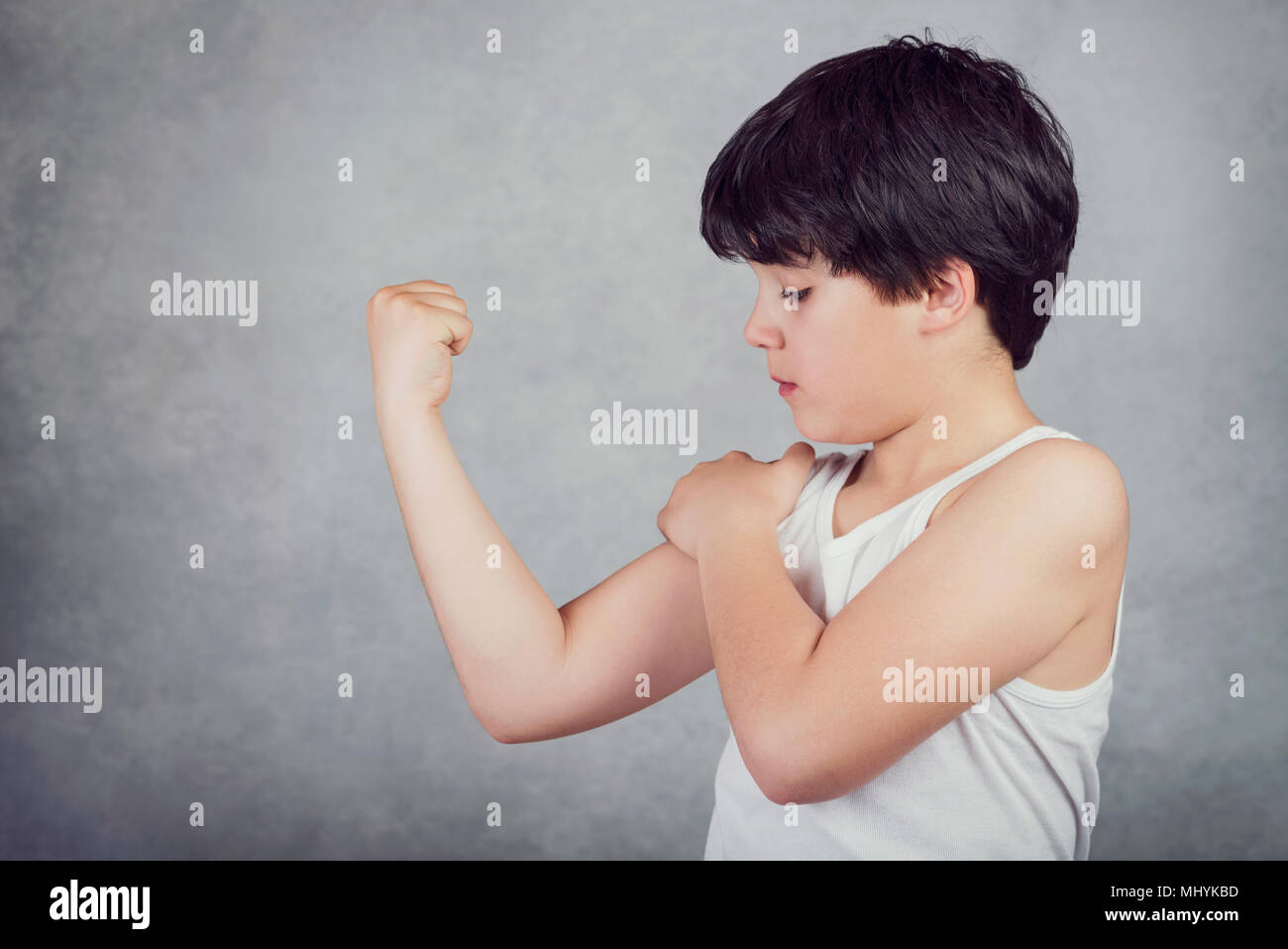 Kid muscle Banque de photographies et d’images à haute résolution - Alamy