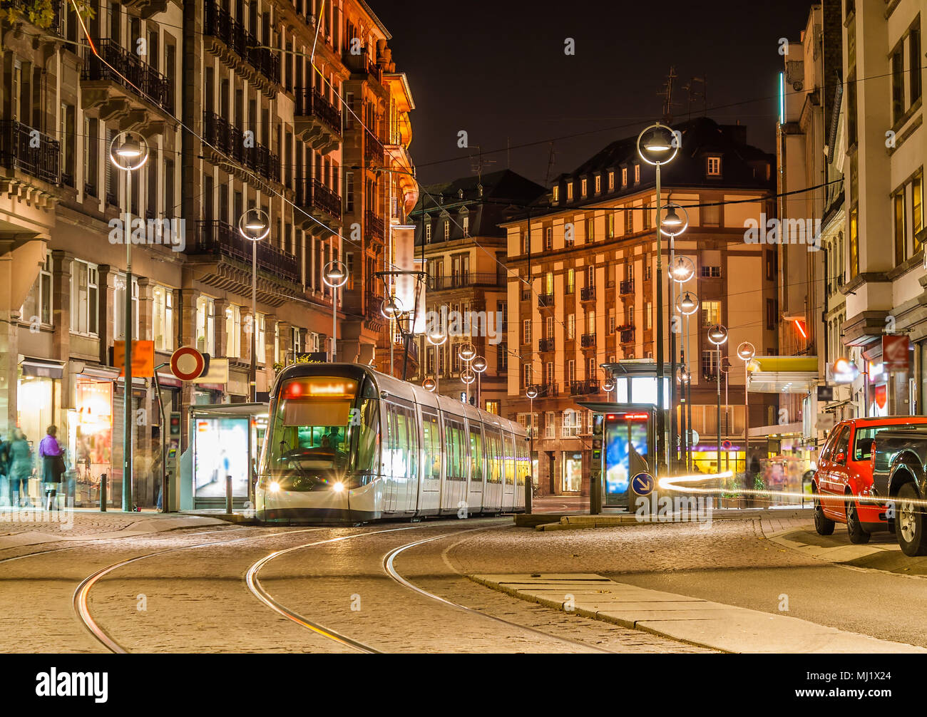 Le tramway moderne au centre-ville de Strasbourg. France, Alsace Photo ...